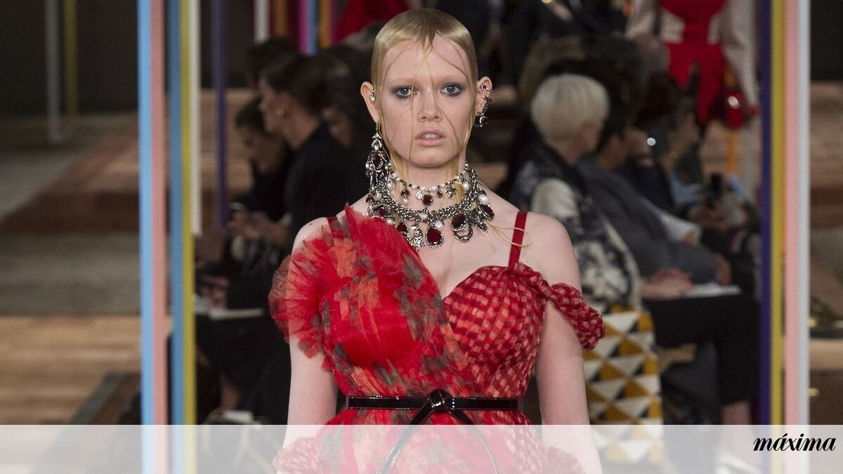 Betsy Teske é a primeira modelo curve a desfilar para Alexander McQueen ...
