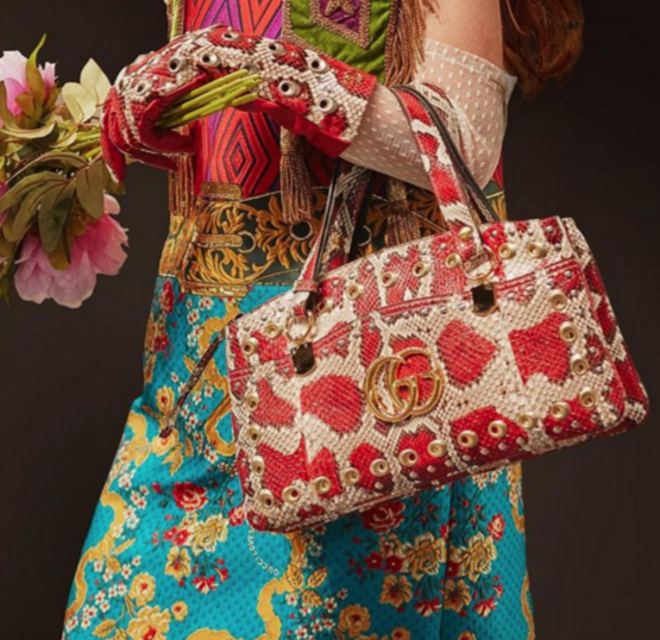 Close-up nos detalhes do desfile Cruise da Gucci - Moda - Máxima