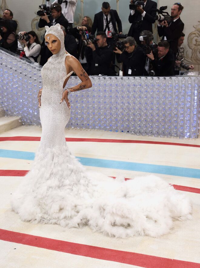 Doja Cat "veste-se" de gata de Karl Lagerfeld na Met Gala ...