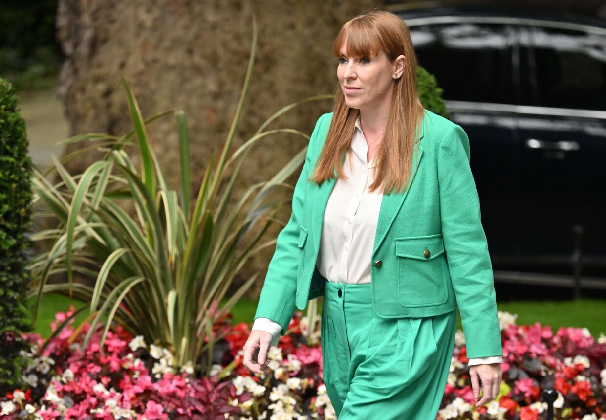 Angela Rayner. De mãe solteira aos 16 a vice-primeira-ministra do Reino ...